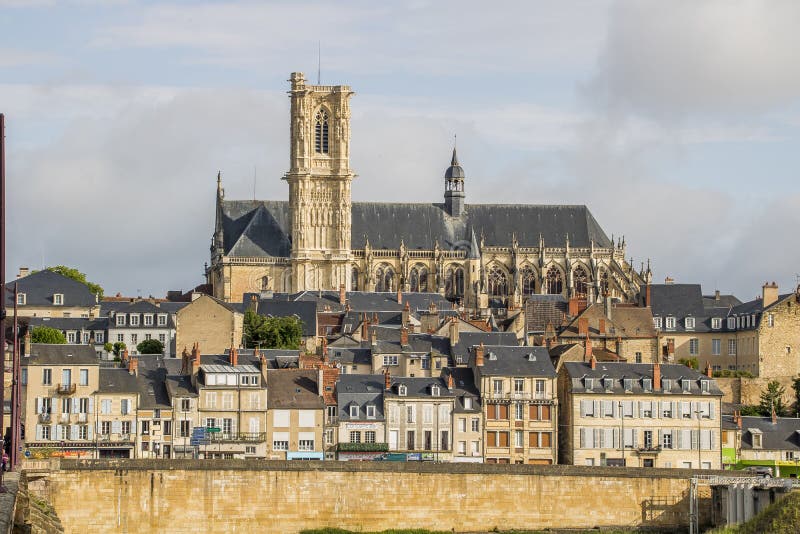 Nevers, Bourgogne, França imagem de stock editorial. Imagem de paris ...