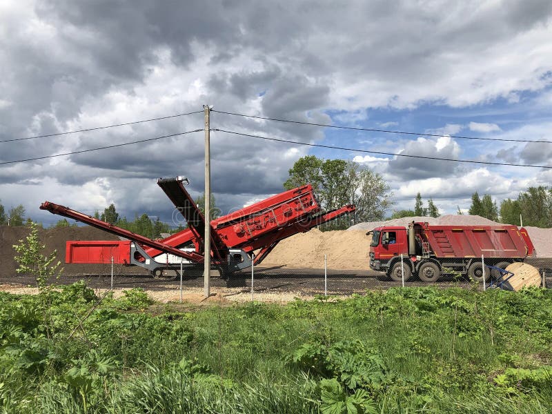 New Crawler-mounted Mobile Inclined Screen, Sorting Machine Stock Image ...