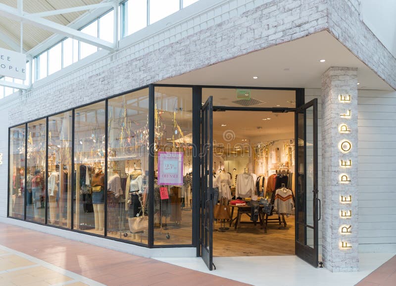 Free People store sign editorial photo. Image of corporation - 147618146