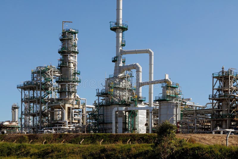 Oil Refinery in a Sunny Day Stock Image - Image of blue, emission: 1126673
