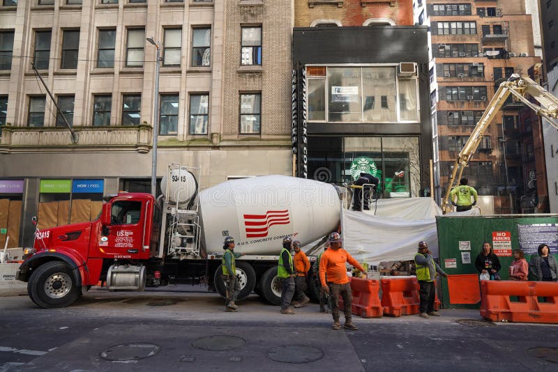 Construction Workers in Midtown Manhattan Editorial Stock Photo - Image ...