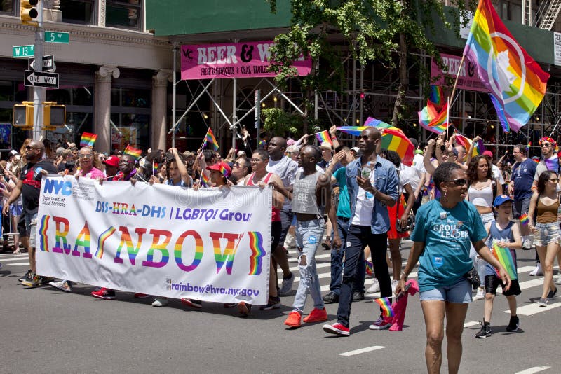 New York Pride Parade - Gruppo Dell'arcobaleno LGBT Immagine Editoriale ...