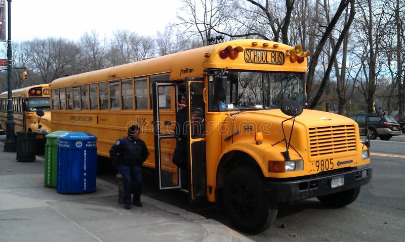 Gul skolbuss i New York redaktionell foto. Bild av transport - 51379380