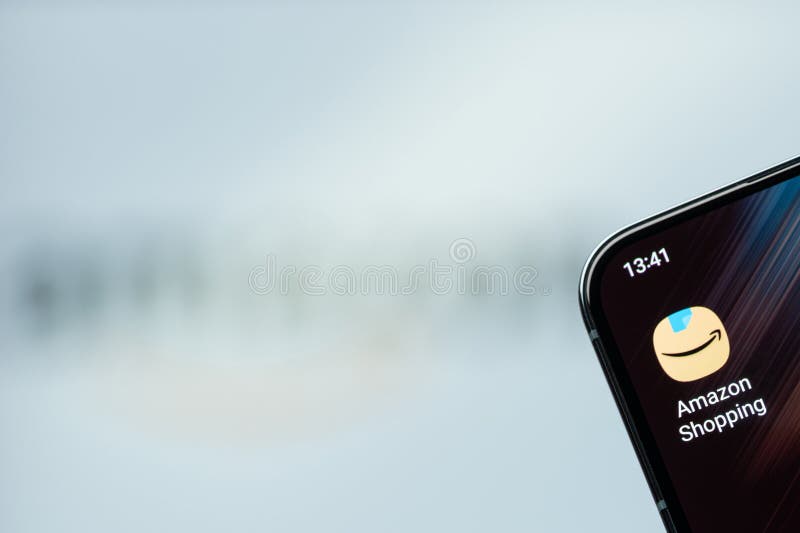 Using Amazon shopping app editorial photo. Image of multimedia - 290438136