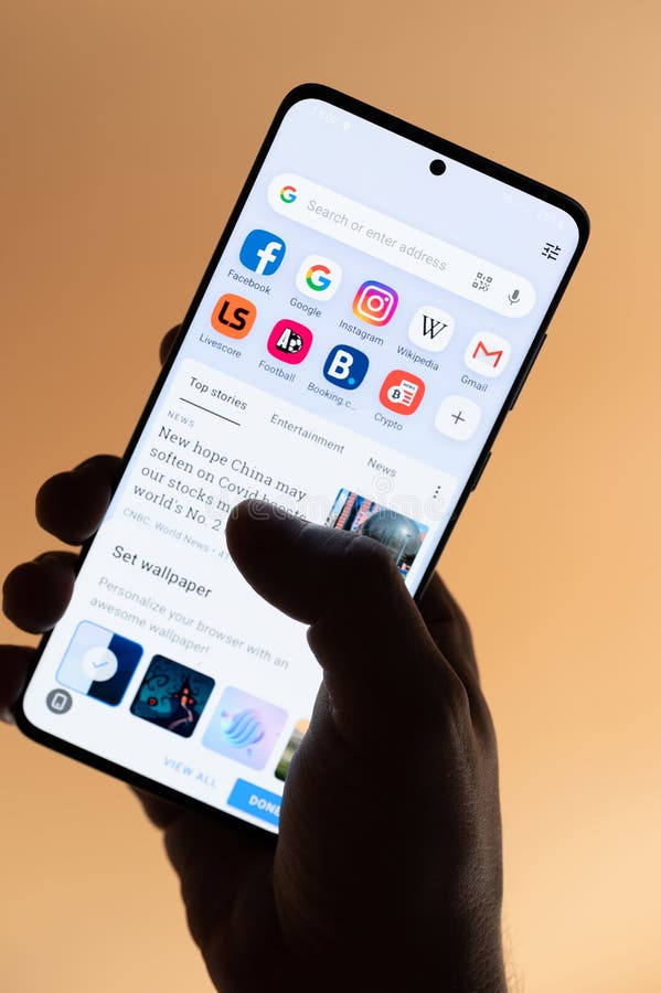 Using Opera App on Smartphone Editorial Photography - Image of hold ...