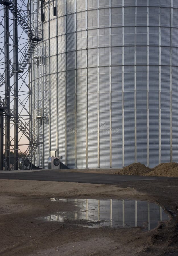 Metal Grain Storage Silo Facility Stock Photo - Image of land, grind ...