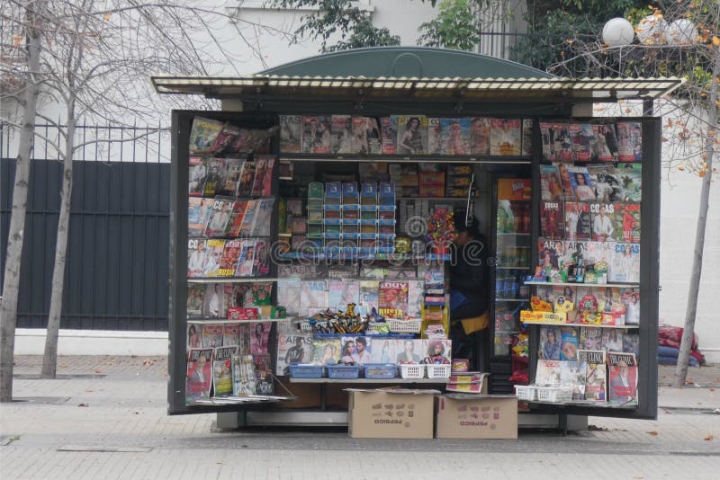 Newsstand fotografía editorial. Imagen de periodismo - 121994057
