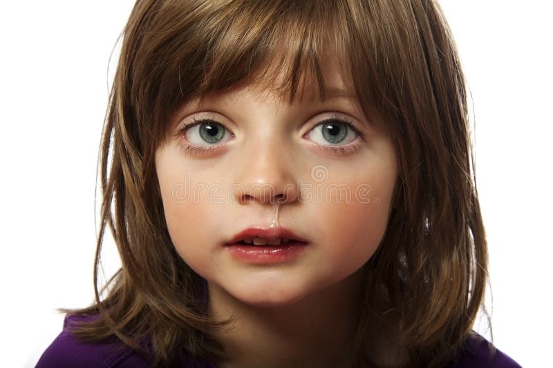 La Petite Fille Souffle Son Nez Photo stock - Image du petit, simple ...
