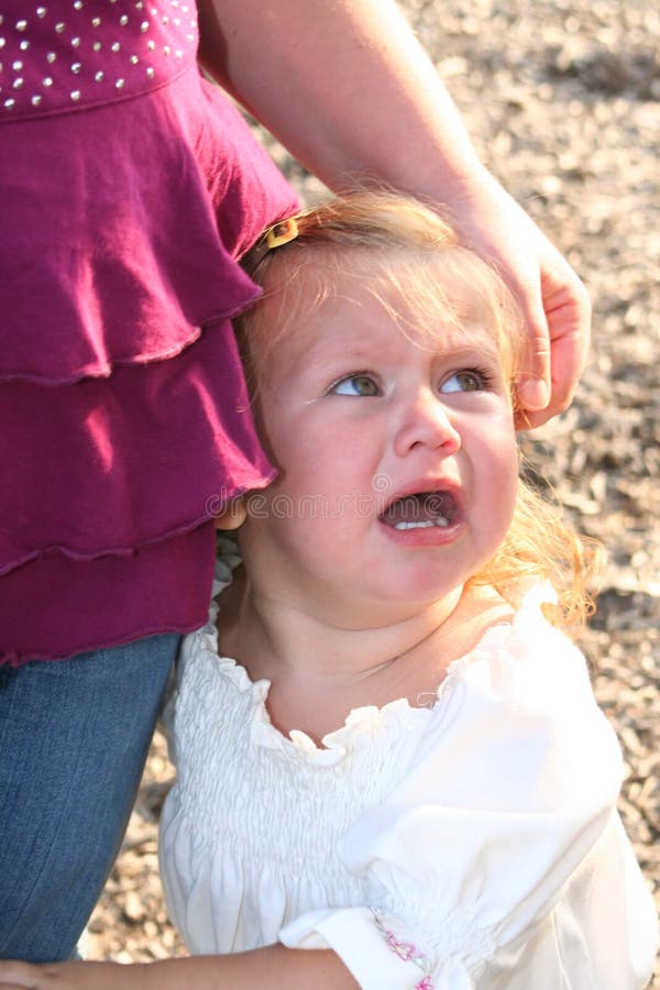 Niña pequeña desconsolada imagen de archivo. Imagen de desapruebe - 1633959