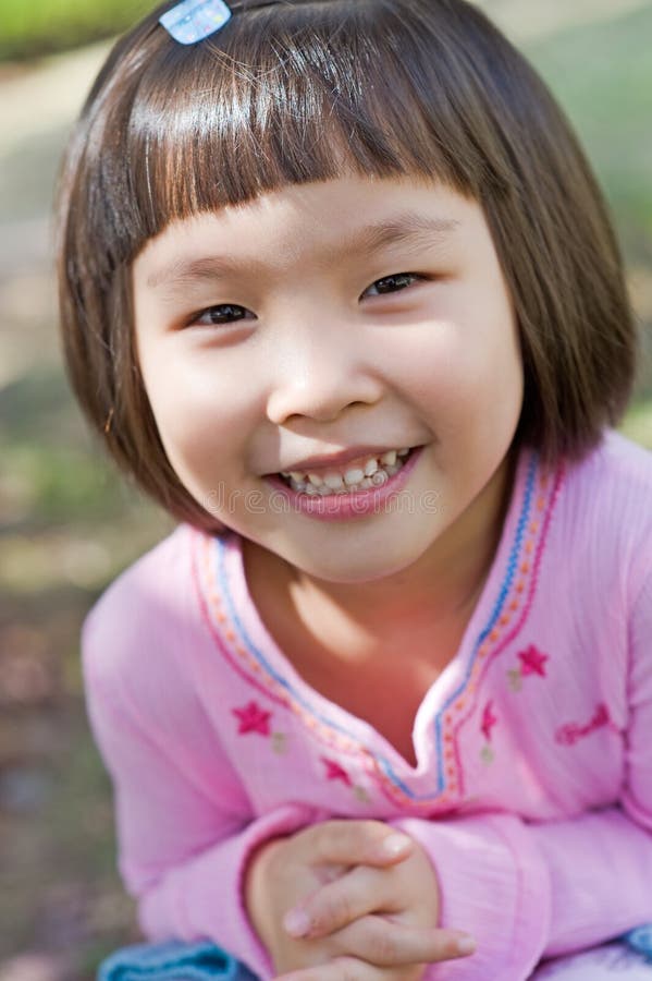 Muchachas Gemelas Asiáticas Sonrientes Imagen de archivo - Imagen de ...