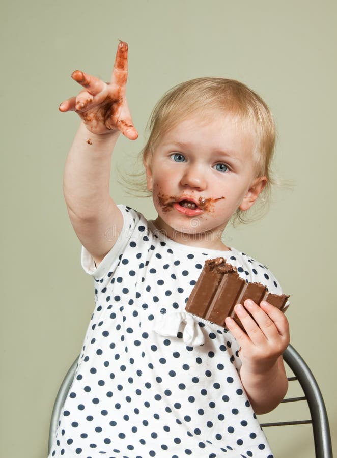 Niño Pequeño Codicioso Con Palomitas Foto de archivo - Imagen de ...