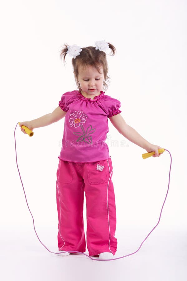 Niña Con La Comba En Blanco Foto de archivo - Imagen de feliz, saltar ...