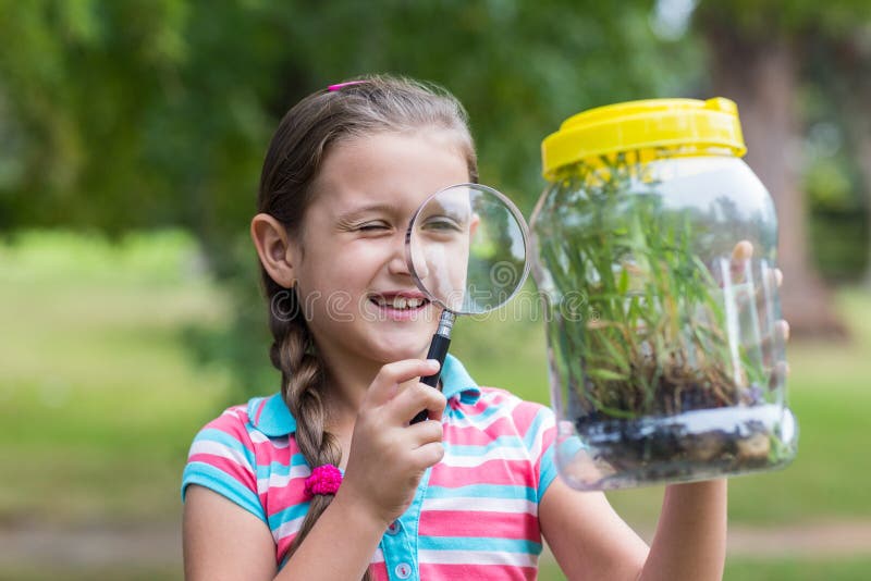 Persona Curiosa Que Mira a Través De Las Persianas Foto de archivo ...