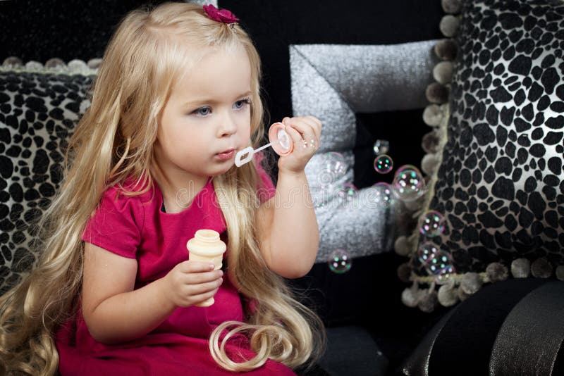 Niña En Un Interior De Lujo De Moda Imagen de archivo - Imagen de ...