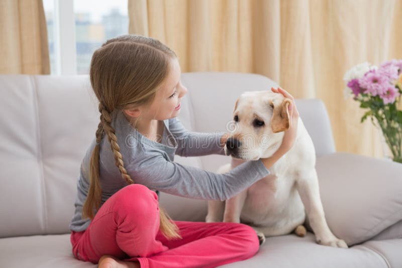 Niña Linda Con Su Perrito En El Sofá Imagen de archivo - Imagen de ...
