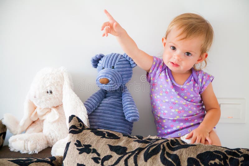 El Bebé Está Señalando Un Finger. Imagen de archivo - Imagen de alegre ...