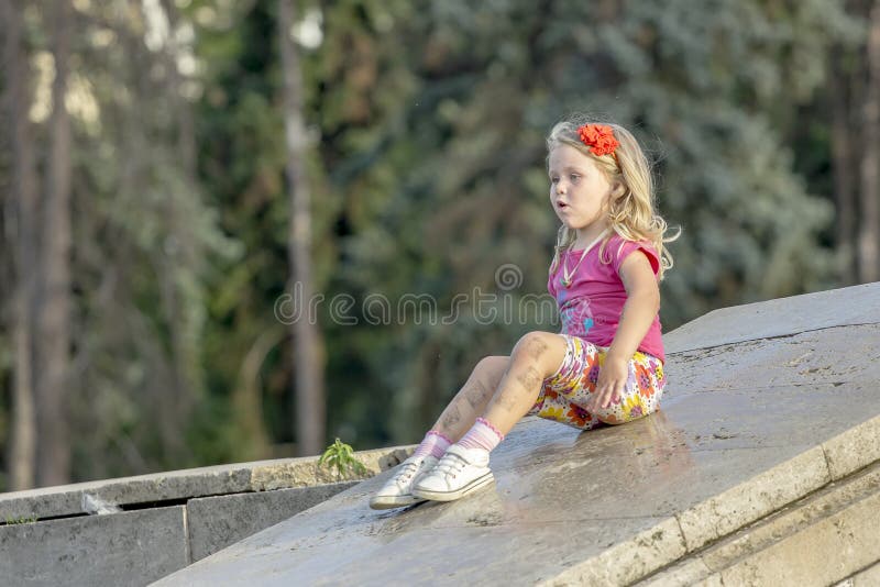 Niña Que Juega En El Parapeto Foto de archivo - Imagen de descendente ...