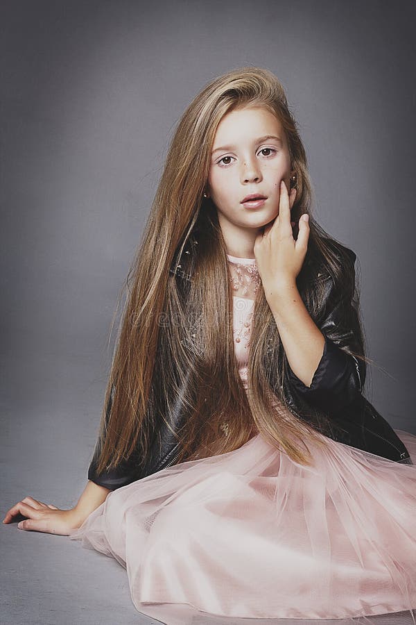 Niña Que Presenta Como Un Modelo De Moda Foto de archivo - Imagen de ...