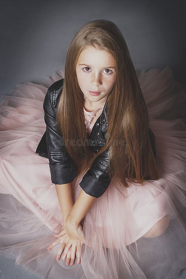 Niña Que Presenta Como Un Modelo De Moda Imagen de archivo - Imagen de ...