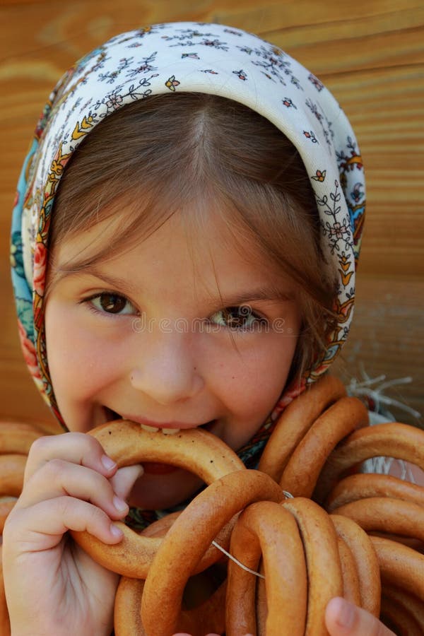 Niña rusa tradicional foto de archivo. Imagen de persona - 44076366