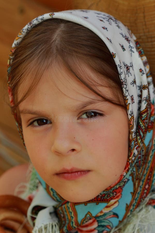 Niña rusa tradicional foto de archivo. Imagen de persona - 44076366