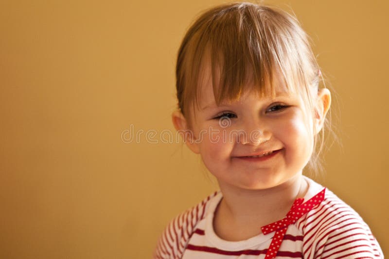 Niña sonriente foto de archivo. Imagen de lindo, sondeo - 30880042