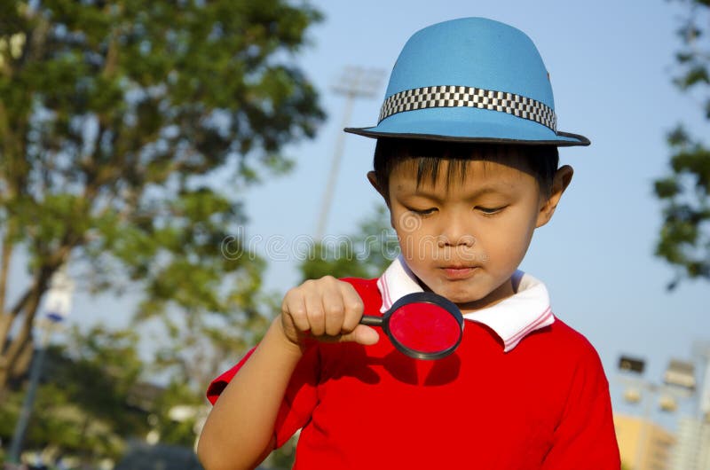 Niño con una lupa foto de archivo. Imagen de vista, curiosidad - 36852354