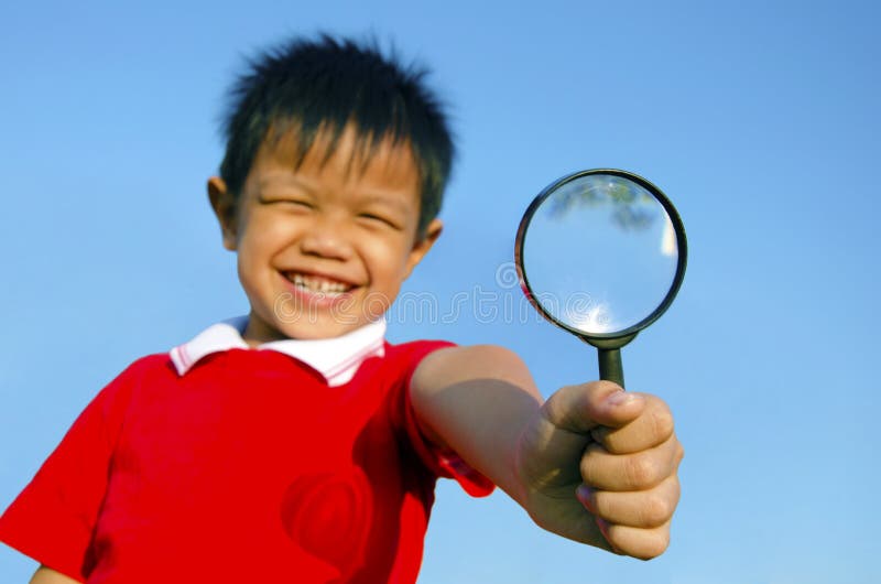Niño con una lupa imagen de archivo. Imagen de conceptos - 39048729