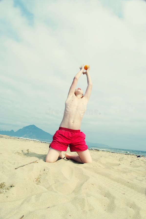 Niño en el beatch imagen de archivo. Imagen de gente - 20373685