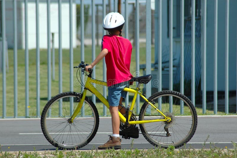 Niño en bicicleta foto de archivo. Imagen de bicis, actividad - 1431728