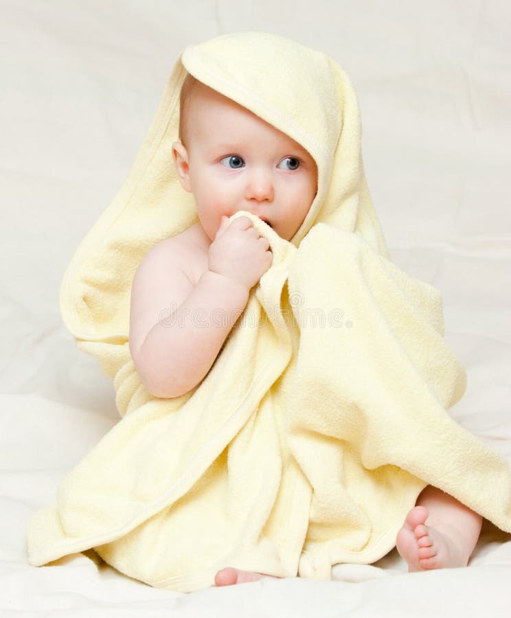 Niño en toalla foto de archivo. Imagen de atontado, lindo - 7860300