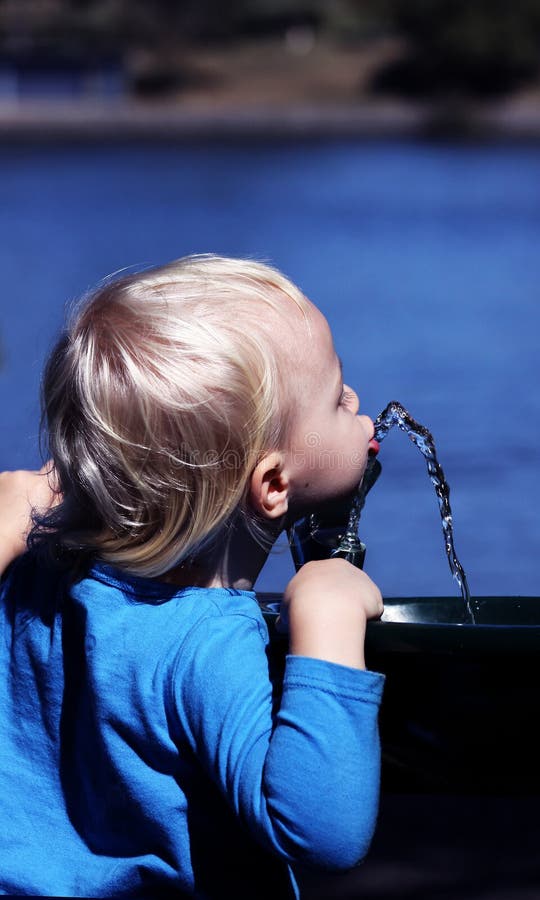 Niño pequeño sediento imagen de archivo. Imagen de sediento - 11414541