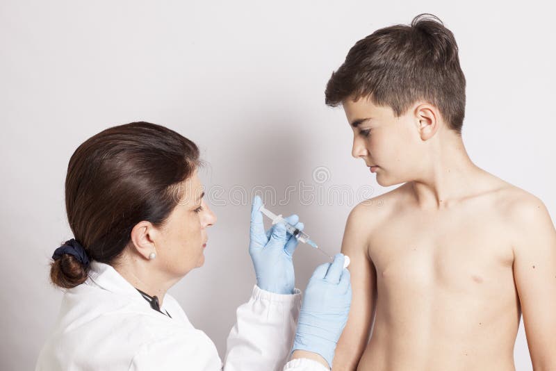 Niño Que Consigue La Inyección Foto de archivo - Imagen de aislado ...