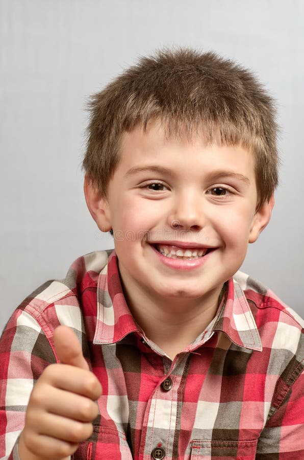 Niño Que Hace Las Caras Feas 10 Imagen de archivo - Imagen de arte ...