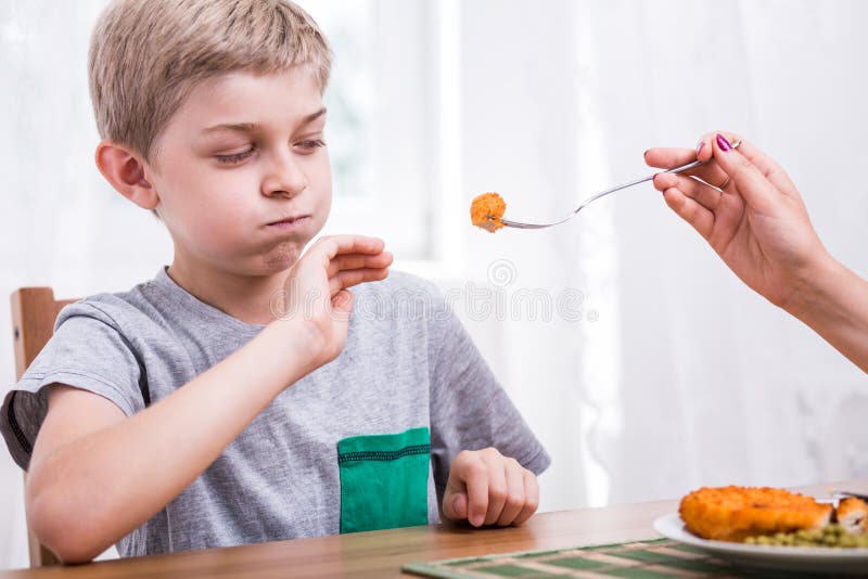 Niño Que Rechaza Comer La Cena Foto de archivo - Imagen de comedor ...