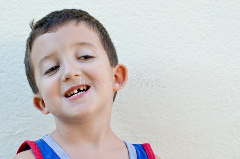 Niño Que Tiene Diente Caido Foto de archivo - Imagen de contemplar ...