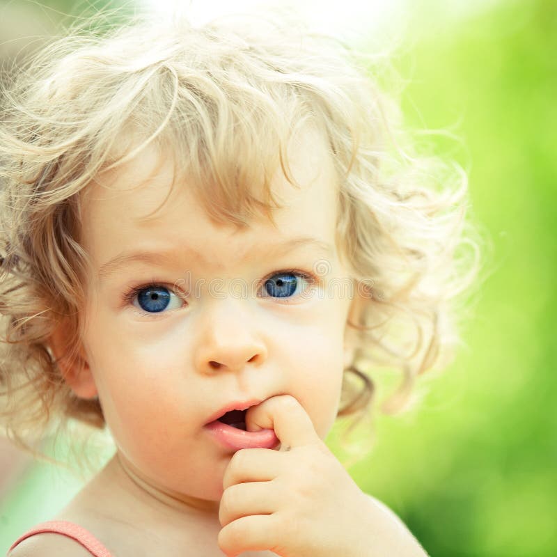 Niño sonriente foto de archivo. Imagen de espacio, afuera - 19997218
