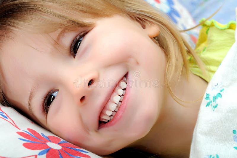 Niño sonriente foto de archivo. Imagen de espacio, adorable - 23793536