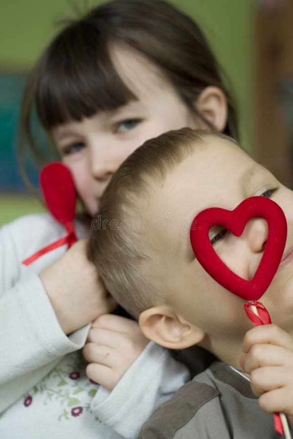 Niños con los corazones imagen de archivo. Imagen de hermana - 506757