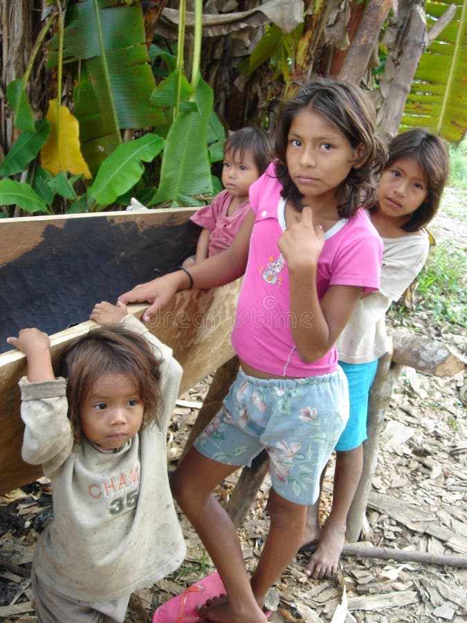 Niños de la selva imagen editorial. Imagen de cabritos - 31925930