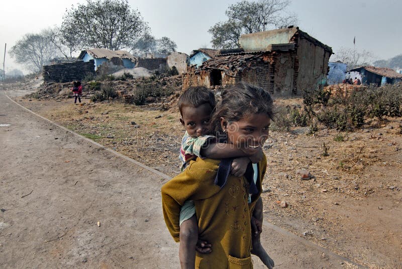 Niños desvalidos foto editorial. Imagen de rural, familia - 31166256