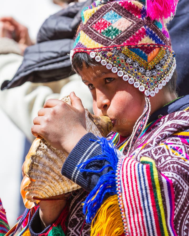 Niños En Ropa Quechua Tradicional Fotografía editorial - Imagen de ...