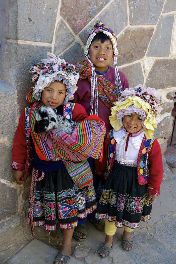 Niños nativos de Perú foto editorial. Imagen de tradicional - 33801896