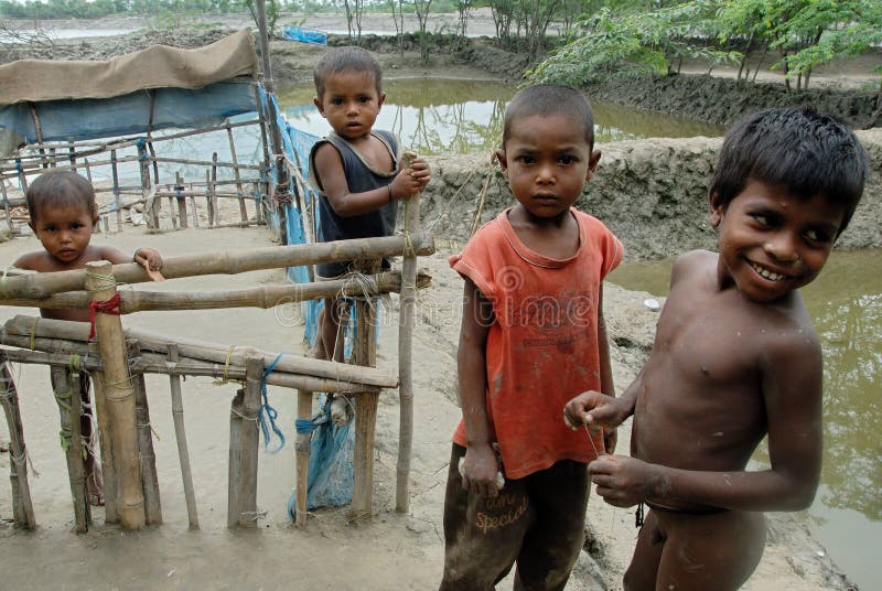 Niños pobres en la India foto editorial. Imagen de aldea - 20483661