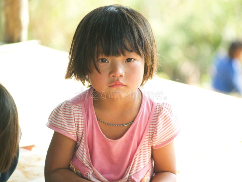 Niños pobres felices imagen editorial. Imagen de tailandés - 26076575