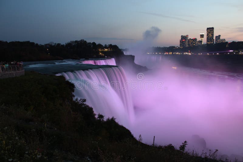 Niagara- Fallsansicht Von USA, Rosa Beleuchtung Redaktionelles ...
