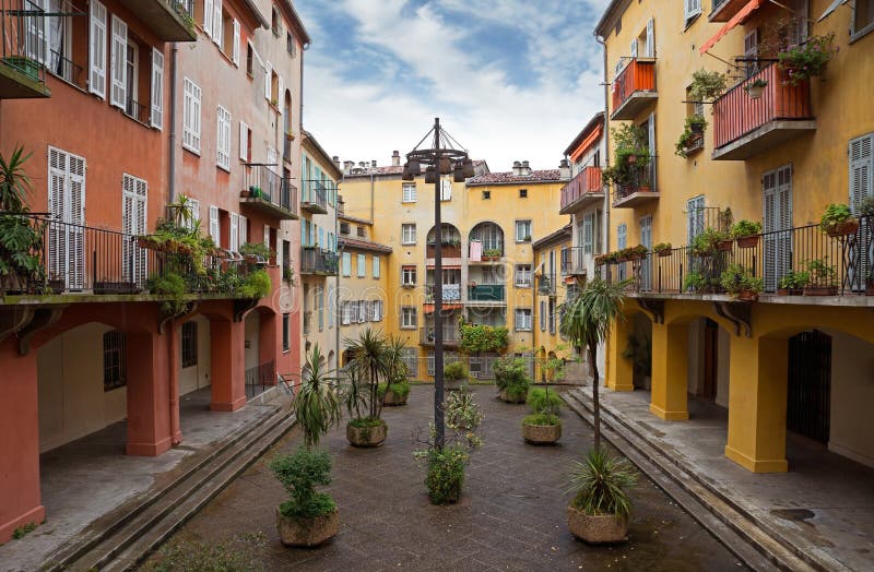 Nice - Huizen in De Oude Stad Stock Afbeelding - Image of stad ...