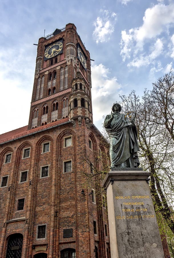 Nicolaus Copernicus Statue Und Stadt Hall Tower in Torun Stockbild ...