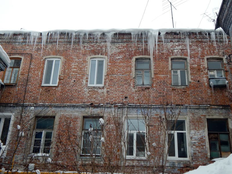 Niebezpieczni Sople Dynda Od Dachu Domy Zdjęcie Stock - Obraz złożonej ...