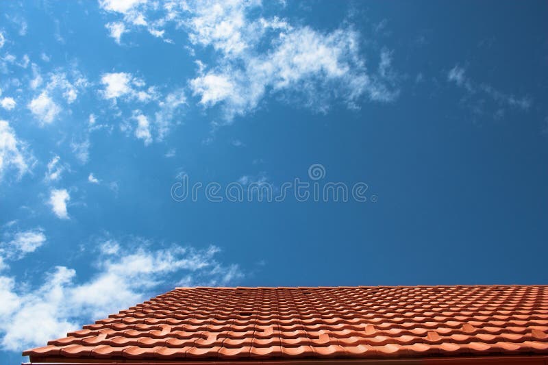 Dach i niebo obraz stock. Obraz złożonej z lato, płytki - 5853769